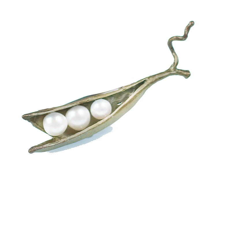 Pea Pod Pin with Three Pearl Peas